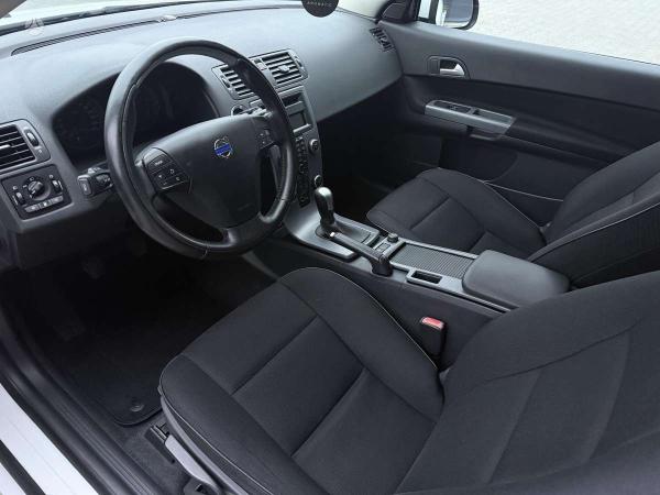 White Volvo C30 2010 in Siauliai, with an engine capacity of 1.60 L and mileage of 240 thousand km for 4450 €, photo 11 on AUTOMOTO.COM.LV