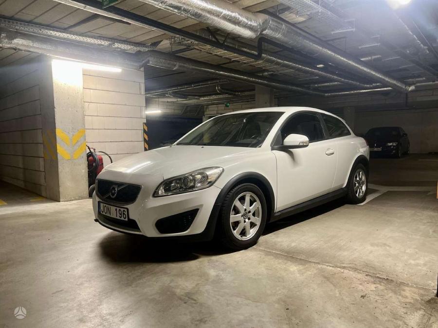 White Volvo C30 2010 in Vilnius, with an engine capacity of 1.56 L and mileage of 201 thousand km for 3300 €, photo 3 on AUTOMOTO.COM.LV