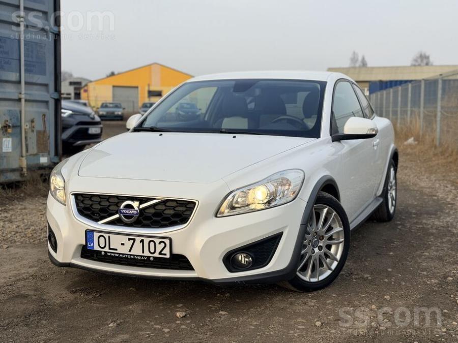 White Volvo C30 2010 in Riga, with an engine capacity of 1.60 L and mileage of 159 thousand km for 5300 €, photo 4 on AUTOMOTO.COM.LV