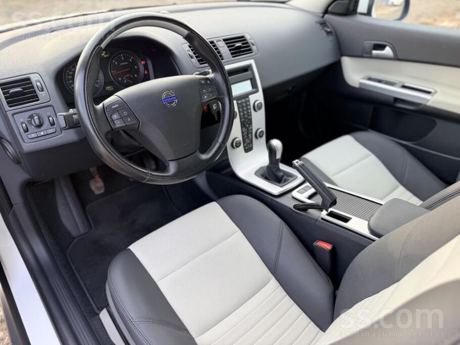 White Volvo C30 2010 in Riga, with an engine capacity of 1.60 L and mileage of 159 thousand km for 5300 €, photo 8 on AUTOMOTO.COM.LV