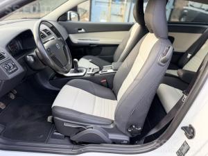 White Volvo C30 2010 in Riga, with an engine capacity of 1.60 L and mileage of 159 thousand km for 5300 €, photo 9 on AUTOMOTO.COM.LV