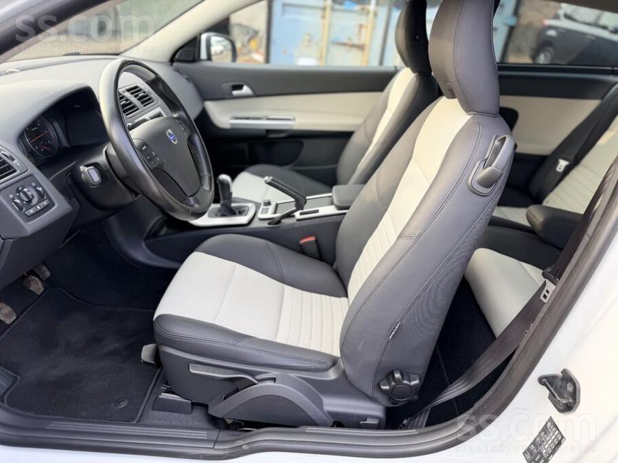 White Volvo C30 2010 in Riga, with an engine capacity of 1.60 L and mileage of 159 thousand km for 5300 €, photo 9 on AUTOMOTO.COM.LV