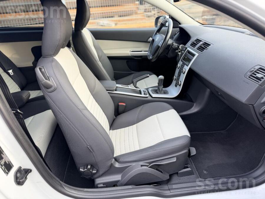 White Volvo C30 2010 in Riga, with an engine capacity of 1.60 L and mileage of 159 thousand km for 5300 €, photo 13 on AUTOMOTO.COM.LV