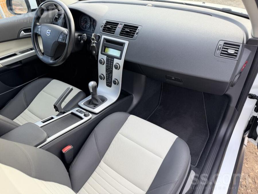 White Volvo C30 2010 in Riga, with an engine capacity of 1.60 L and mileage of 159 thousand km for 5300 €, photo 14 on AUTOMOTO.COM.LV