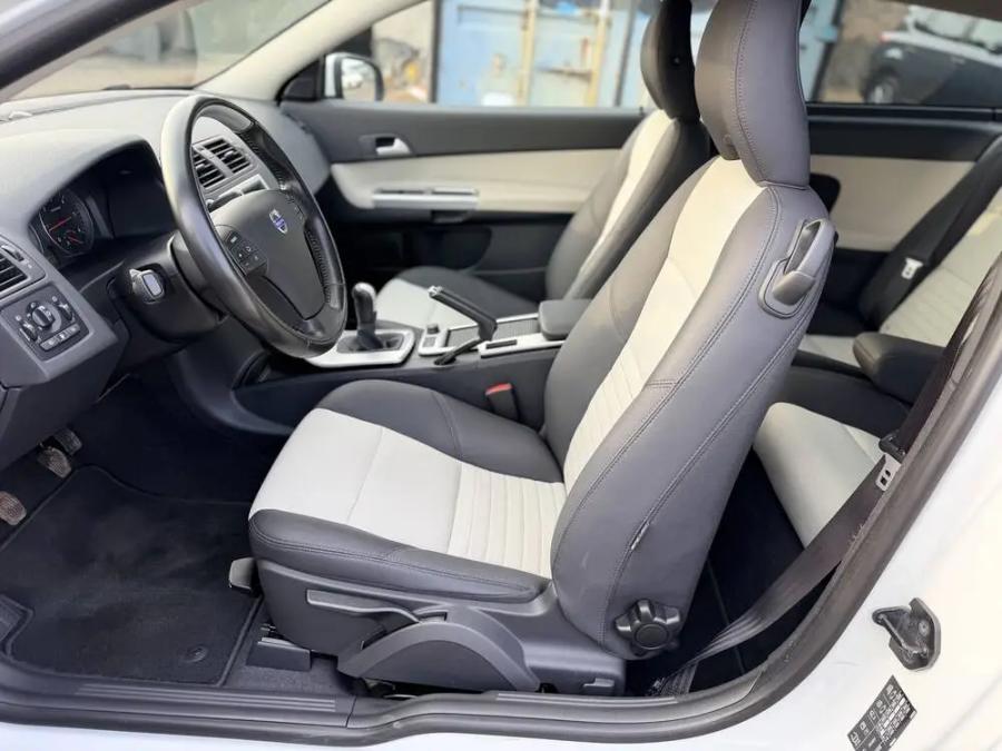 Balts Volvo C30 2010 Rīga, ar dzinēja tilpumu 1.60 L un nobraukumu 159 tūkst. km par 5300 €, foto 9 vietnē AUTOMOTO.COM.LV