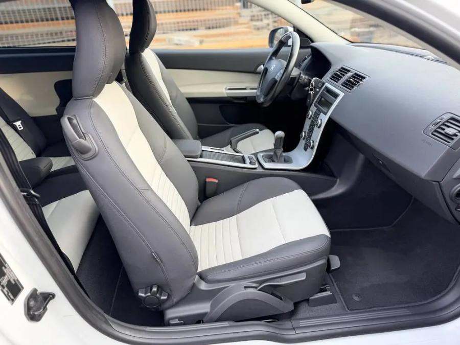Balts Volvo C30 2010 Rīga, ar dzinēja tilpumu 1.60 L un nobraukumu 159 tūkst. km par 5300 €, foto 13 vietnē AUTOMOTO.COM.LV