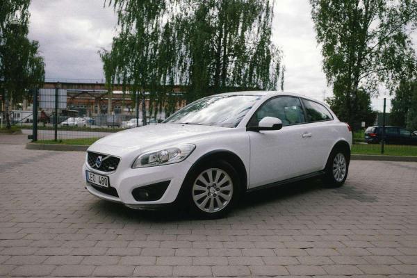 White Volvo C30 2010 in Vilnius, with an engine capacity of 1.56 L and mileage of 182 thousand km for 4200 €, photo 1 on AUTOMOTO.COM.LV