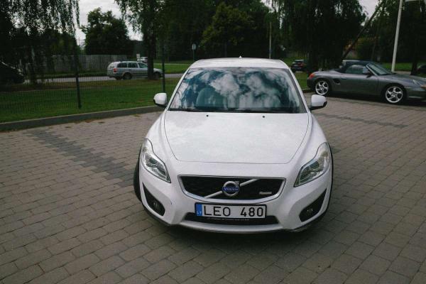 White Volvo C30 2010 in Vilnius, with an engine capacity of 1.56 L and mileage of 182 thousand km for 4200 €, photo 4 on AUTOMOTO.COM.LV
