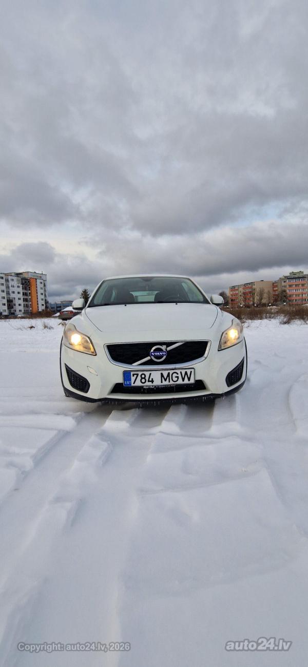 White Volvo C30 2011 in Tallinn, with an engine capacity of 1.60 L and mileage of 345 thousand km for 3500 €, photo 3 on AUTOMOTO.COM.LV