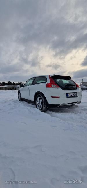 White Volvo C30 2011 in Tallinn, with an engine capacity of 1.60 L and mileage of 345 thousand km for 3500 €, photo 4 on AUTOMOTO.COM.LV