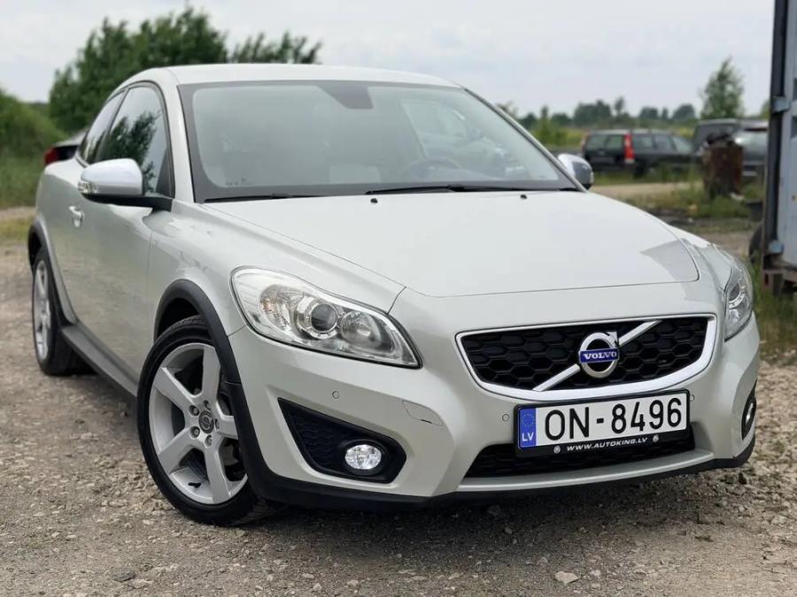 White Volvo C30 2011 in Riga, with an engine capacity of 1.60 L and mileage of 251 thousand km for 4995 €, photo 1 on AUTOMOTO.COM.LV