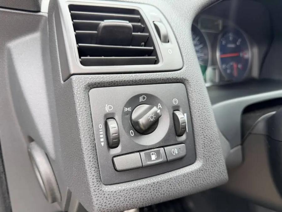 White Volvo C30 2011 in Riga, with an engine capacity of 1.60 L and mileage of 251 thousand km for 4995 €, photo 12 on AUTOMOTO.COM.LV