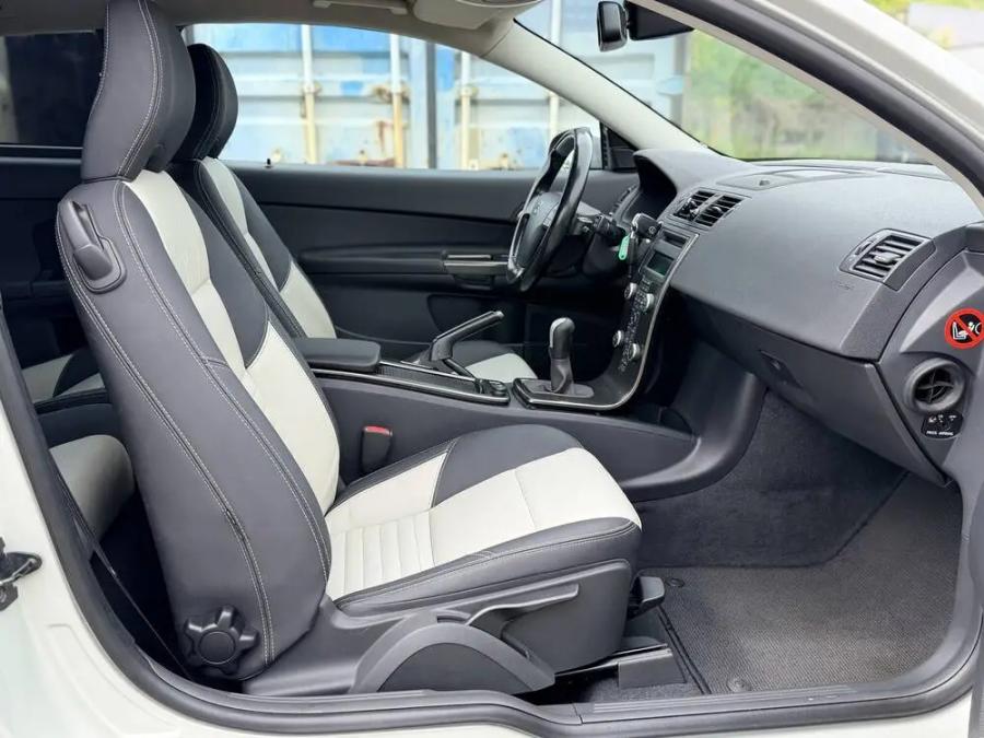 White Volvo C30 2011 in Riga, with an engine capacity of 1.60 L and mileage of 251 thousand km for 4995 €, photo 15 on AUTOMOTO.COM.LV
