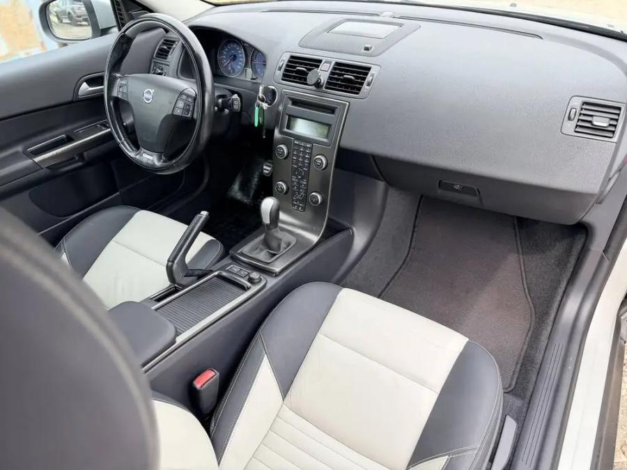 White Volvo C30 2011 in Riga, with an engine capacity of 1.60 L and mileage of 251 thousand km for 4995 €, photo 16 on AUTOMOTO.COM.LV