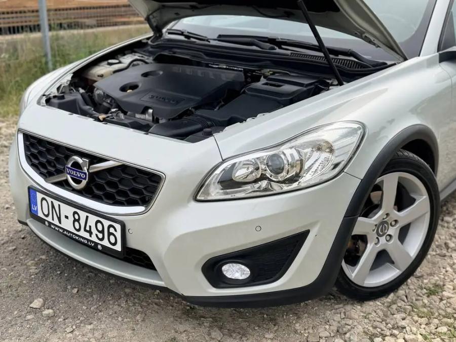 White Volvo C30 2011 in Riga, with an engine capacity of 1.60 L and mileage of 251 thousand km for 4995 €, photo 19 on AUTOMOTO.COM.LV