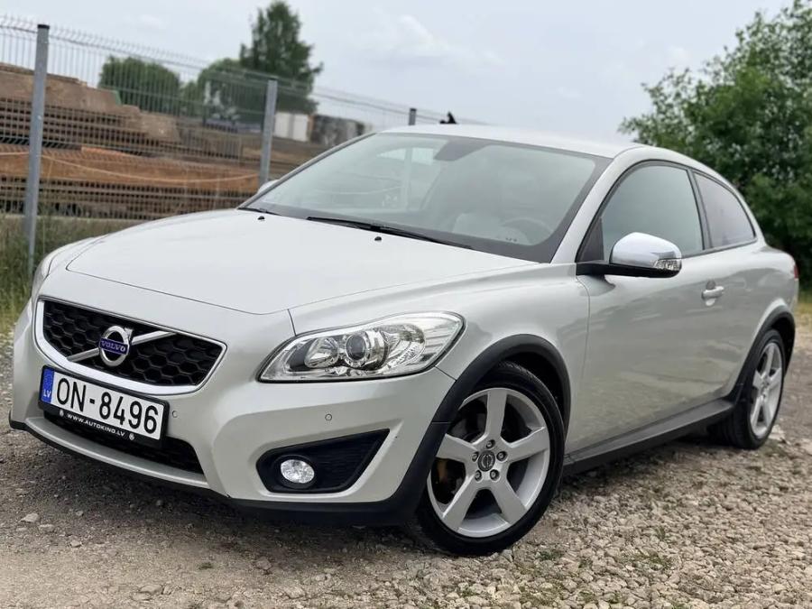 White Volvo C30 2011 in Riga, with an engine capacity of 1.60 L and mileage of 251 thousand km for 4995 €, photo 23 on AUTOMOTO.COM.LV