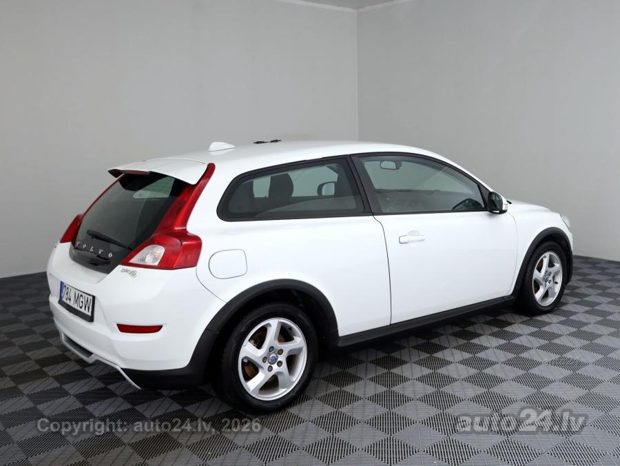 White Volvo C30 2011 in Tallinn, with an engine capacity of 1.60 L and mileage of 349 thousand km for 2699 €, photo 4 on AUTOMOTO.COM.LV