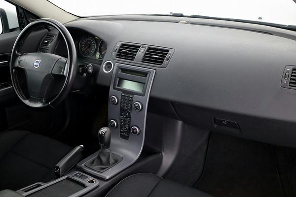 Balts Volvo C30 2011 Tallina, ar dzinēja tilpumu 1.60 L un nobraukumu 349 tūkst. km par 2699 €, foto 5 vietnē AUTOMOTO.COM.LV