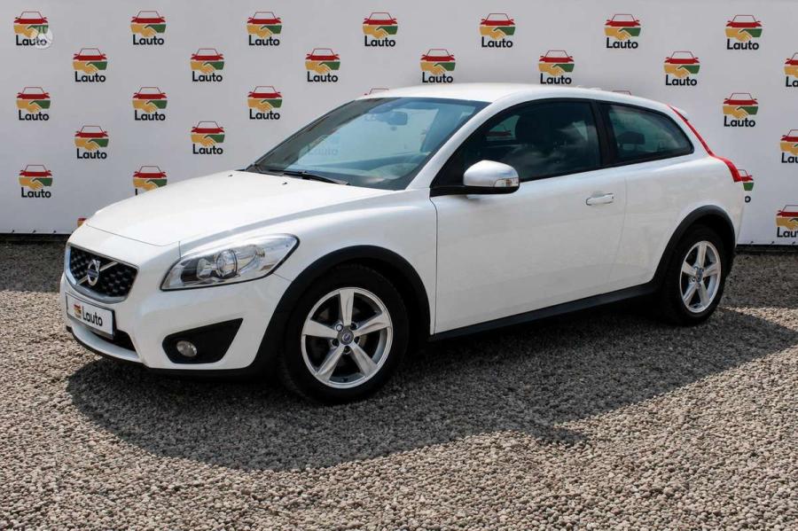 White Volvo C30 2012 in Vilnius, with an engine capacity of 1.60 L and mileage of 281 thousand km for 4900 €, photo 1 on AUTOMOTO.COM.LV