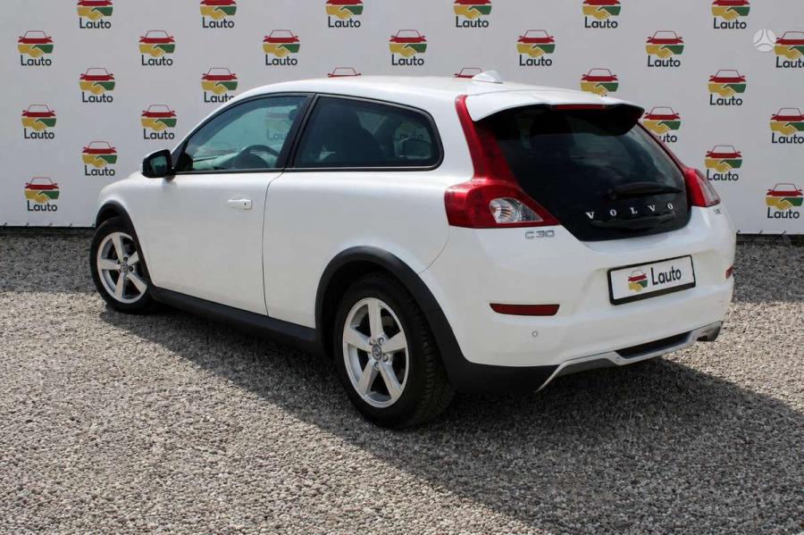White Volvo C30 2012 in Vilnius, with an engine capacity of 1.60 L and mileage of 281 thousand km for 4900 €, photo 4 on AUTOMOTO.COM.LV