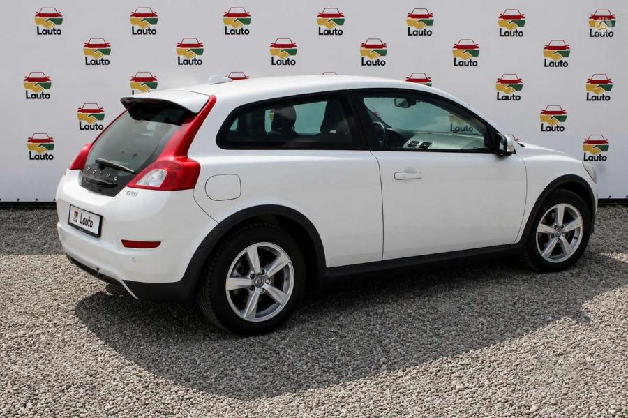 White Volvo C30 2012 in Vilnius, with an engine capacity of 1.60 L and mileage of 281 thousand km for 4900 €, photo 5 on AUTOMOTO.COM.LV