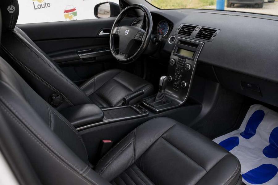White Volvo C30 2012 in Vilnius, with an engine capacity of 1.60 L and mileage of 281 thousand km for 4900 €, photo 9 on AUTOMOTO.COM.LV