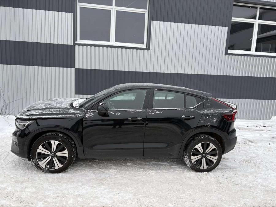 Black Volvo C40 2022 in Mazeikiai, with an engine capacity of 0.00 L and mileage of 41 thousand km for 14499 €, photo 3 on AUTOMOTO.COM.LV