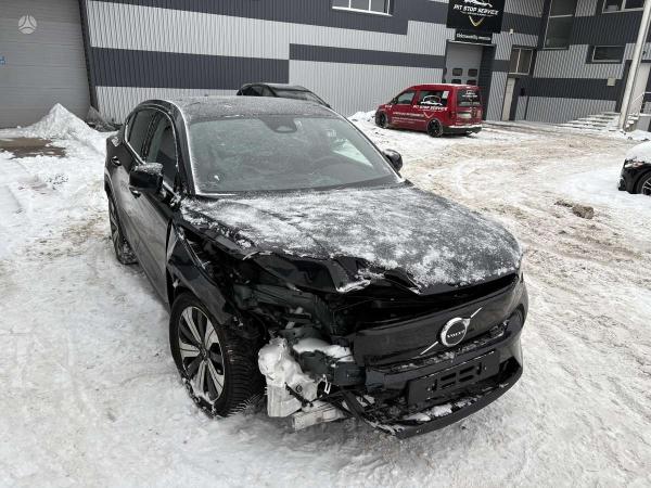 Melns Volvo C40 2022 Mažeikiai, ar dzinēja tilpumu 0.00 L un nobraukumu 41 tūkst. km par 14499 €, foto 6 vietnē AUTOMOTO.COM.LV