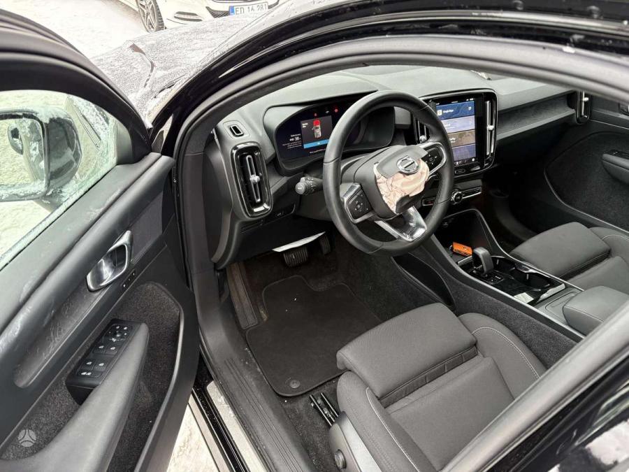 Black Volvo C40 2022 in Mazeikiai, with an engine capacity of 0.00 L and mileage of 41 thousand km for 14499 €, photo 9 on AUTOMOTO.COM.LV