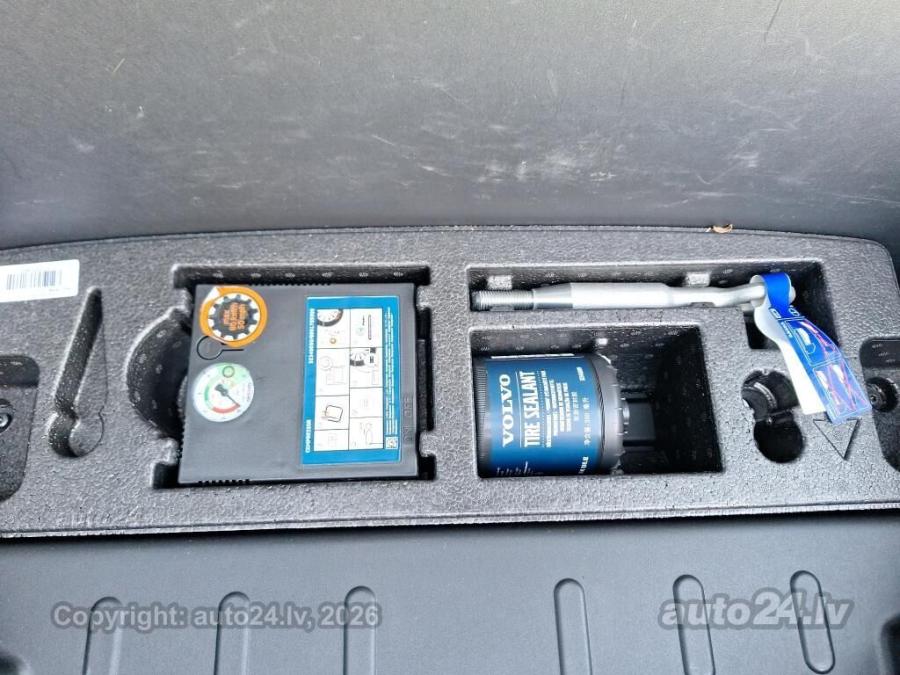 Melns Volvo C40 2023 Tartu, ar dzinēja tilpumu 0.00 L un nobraukumu 122 tūkst. km par 30900 €, foto 13 vietnē AUTOMOTO.COM.LV
