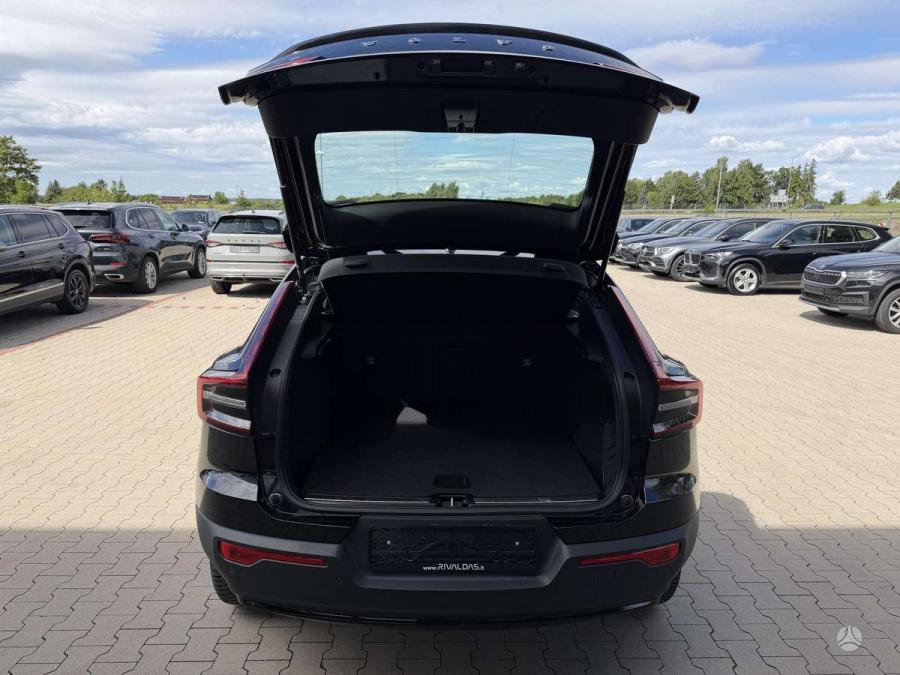 Melns Volvo C40 2023 Šauļi, ar dzinēja tilpumu 0.00 L un nobraukumu 104 tūkst. km par 29900 €, foto 25 vietnē AUTOMOTO.COM.LV