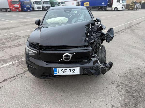Black Volvo C40 2023 in Kaunas, with an engine capacity of 0.00 L and mileage of 98 thousand km for 8000 €, photo 1 on AUTOMOTO.COM.LV