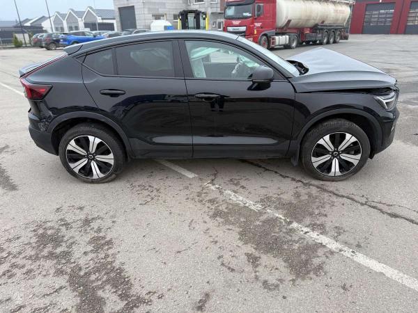 Black Volvo C40 2023 in Kaunas, with an engine capacity of 0.00 L and mileage of 98 thousand km for 8000 €, photo 6 on AUTOMOTO.COM.LV