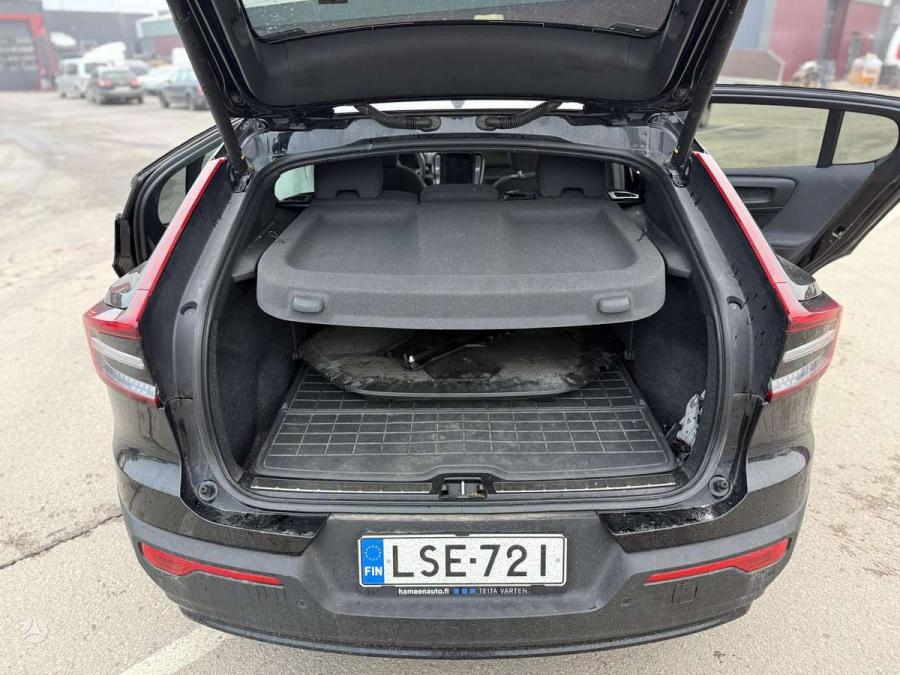 Black Volvo C40 2023 in Kaunas, with an engine capacity of 0.00 L and mileage of 98 thousand km for 8000 €, photo 10 on AUTOMOTO.COM.LV