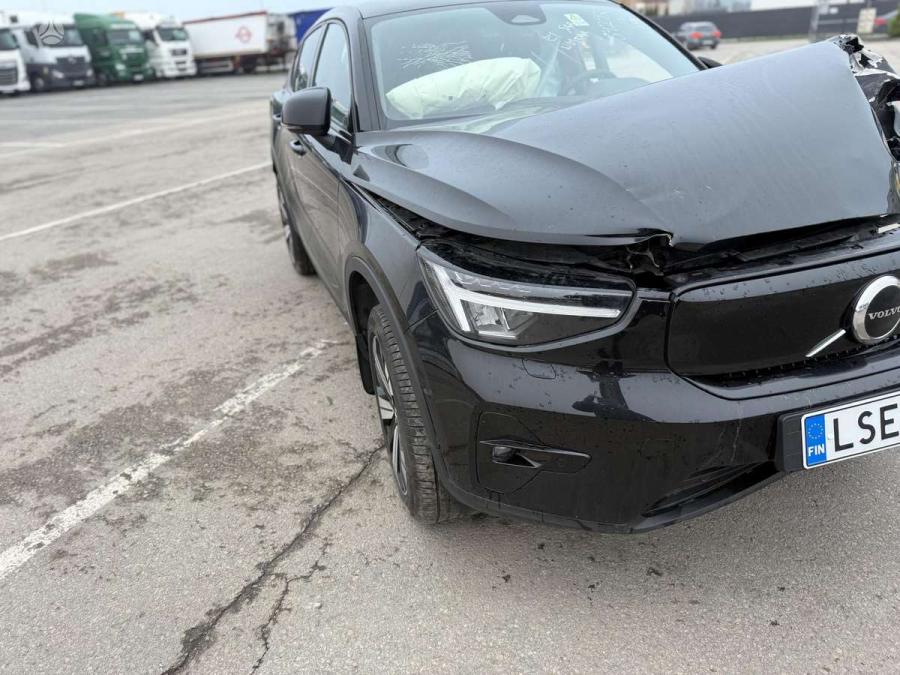 Black Volvo C40 2023 in Kaunas, with an engine capacity of 0.00 L and mileage of 98 thousand km for 8000 €, photo 11 on AUTOMOTO.COM.LV