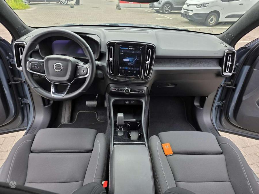 Pelēks Volvo C40 2022 Viļņa, ar dzinēja tilpumu 0.00 L un nobraukumu 50 tūkst. km par 23000 €, foto 24 vietnē AUTOMOTO.COM.LV