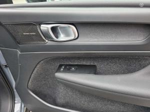 Pelēks Volvo C40 2022 Viļņa, ar dzinēja tilpumu 0.00 L un nobraukumu 50 tūkst. km par 23000 €, foto 32 vietnē AUTOMOTO.COM.LV