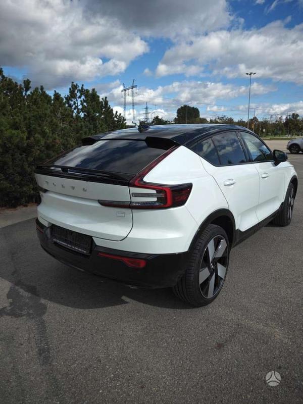 White Volvo C40 2022 in Siauliai, with an engine capacity of 0.00 L and mileage of 23 thousand km for 30100 €, photo 5 on AUTOMOTO.COM.LV