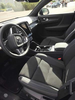 White Volvo C40 2022 in Siauliai, with an engine capacity of 0.00 L and mileage of 23 thousand km for 30100 €, photo 9 on AUTOMOTO.COM.LV