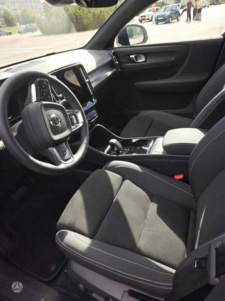 White Volvo C40 2022 in Siauliai, with an engine capacity of 0.00 L and mileage of 23 thousand km for 30100 €, photo 9 on AUTOMOTO.COM.LV