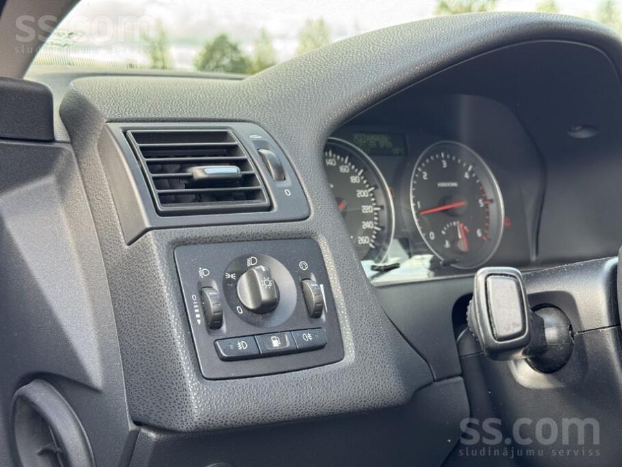 Black Volvo C70 2007 in Jelgava, with an engine capacity of 2.40 L and mileage of 278 thousand km for 4500 €, photo 8 on AUTOMOTO.COM.LV