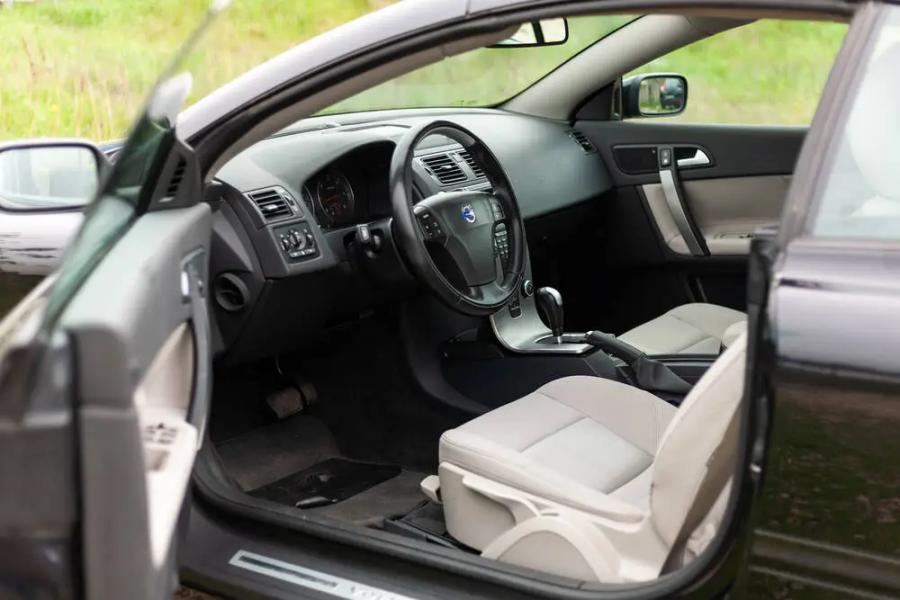 Melns Volvo C70 2007 Rīga, ar dzinēja tilpumu 2.40 L un nobraukumu 258 tūkst. km par 4995 €, foto 22 vietnē AUTOMOTO.COM.LV