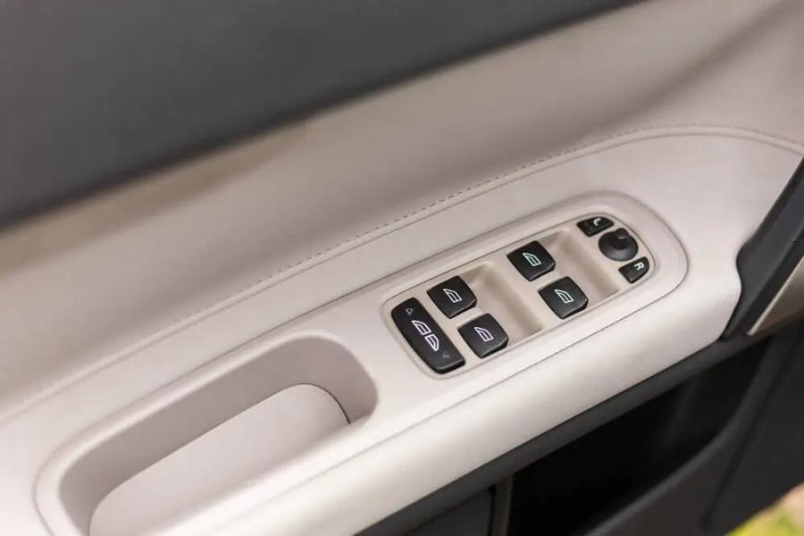 Melns Volvo C70 2007 Rīga, ar dzinēja tilpumu 2.40 L un nobraukumu 258 tūkst. km par 4995 €, foto 24 vietnē AUTOMOTO.COM.LV