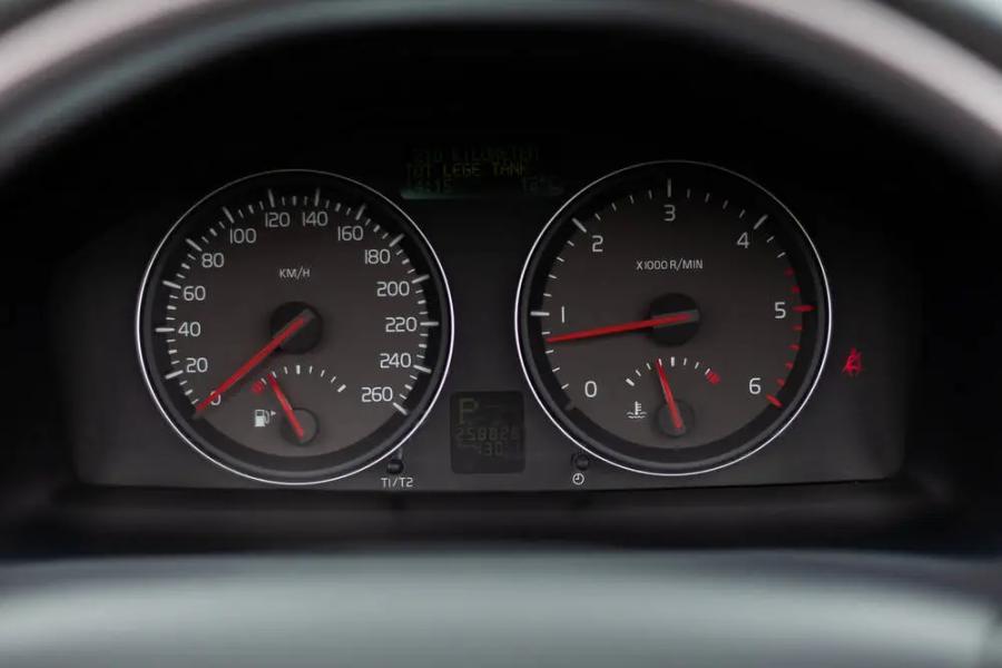 Melns Volvo C70 2007 Rīga, ar dzinēja tilpumu 2.40 L un nobraukumu 258 tūkst. km par 4995 €, foto 33 vietnē AUTOMOTO.COM.LV