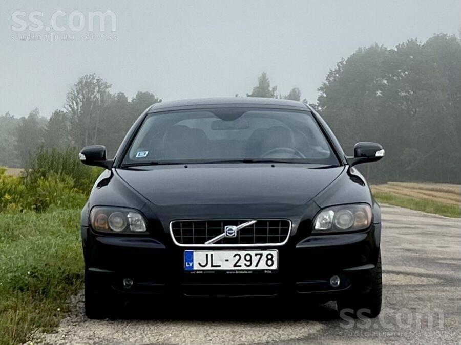 Black Volvo C70 2008 in Riga, with an engine capacity of 2.40 L and mileage of 310 thousand km for 5400 €, photo 4 on AUTOMOTO.COM.LV