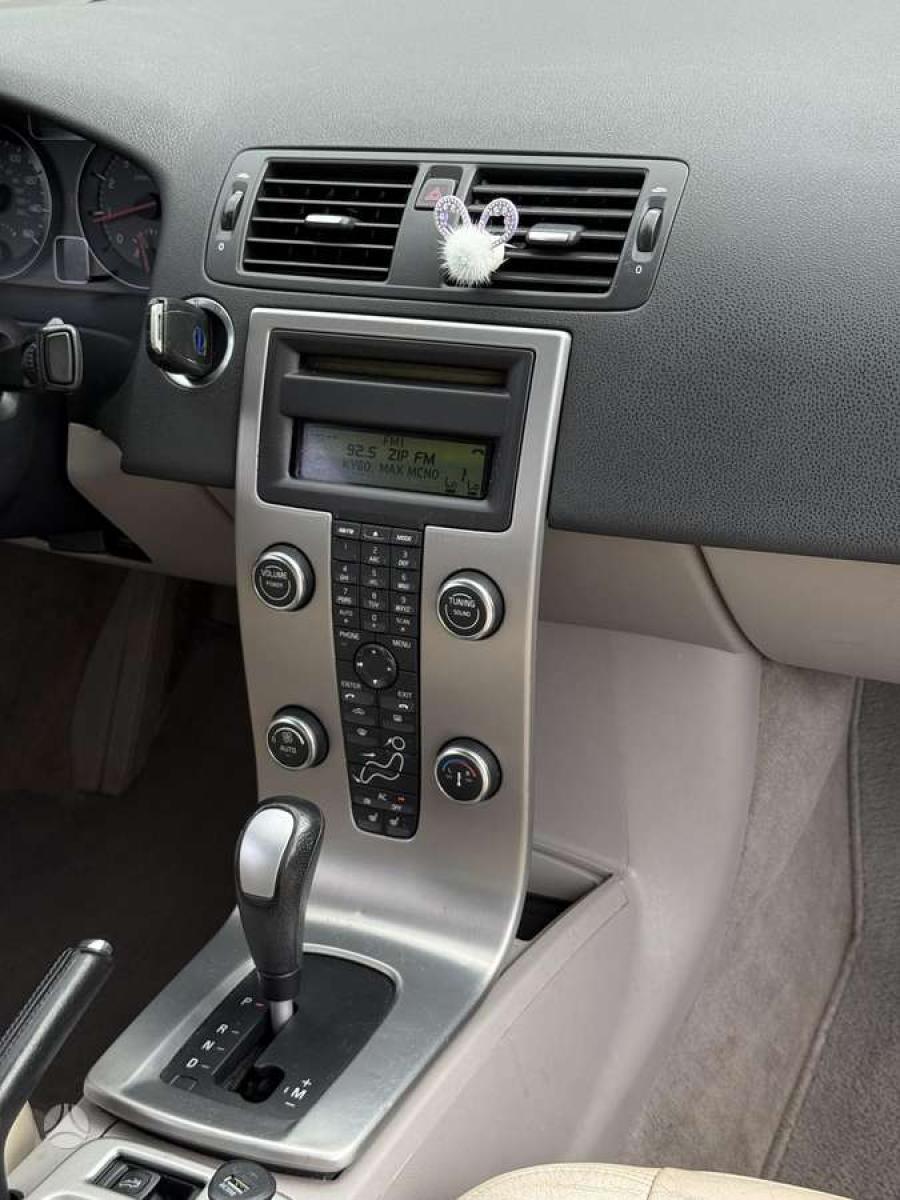 Black Volvo C70 2009 in Klaipeda, with an engine capacity of 2.52 L and mileage of 112 thousand km for 2950 €, photo 19 on AUTOMOTO.COM.LV