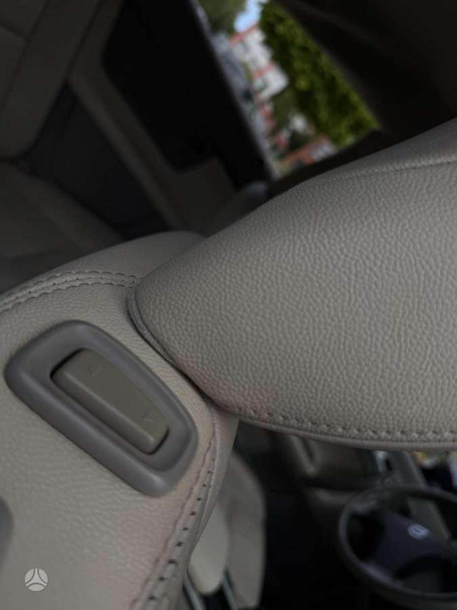 Black Volvo C70 2009 in Klaipeda, with an engine capacity of 2.52 L and mileage of 112 thousand km for 2950 €, photo 24 on AUTOMOTO.COM.LV