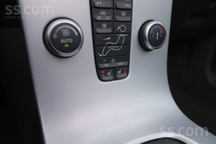 Melns Volvo C70 2010 Rīga, ar dzinēja tilpumu 2.40 L un nobraukumu 272 tūkst. km par 7990 €, foto 19 vietnē AUTOMOTO.COM.LV