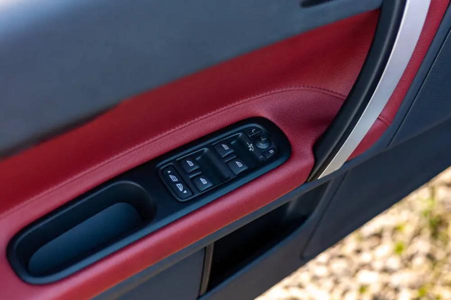 Melns Volvo C70 2010 Rīga, ar dzinēja tilpumu 2.00 L un nobraukumu 213 tūkst. km par 6995 €, foto 22 vietnē AUTOMOTO.COM.LV