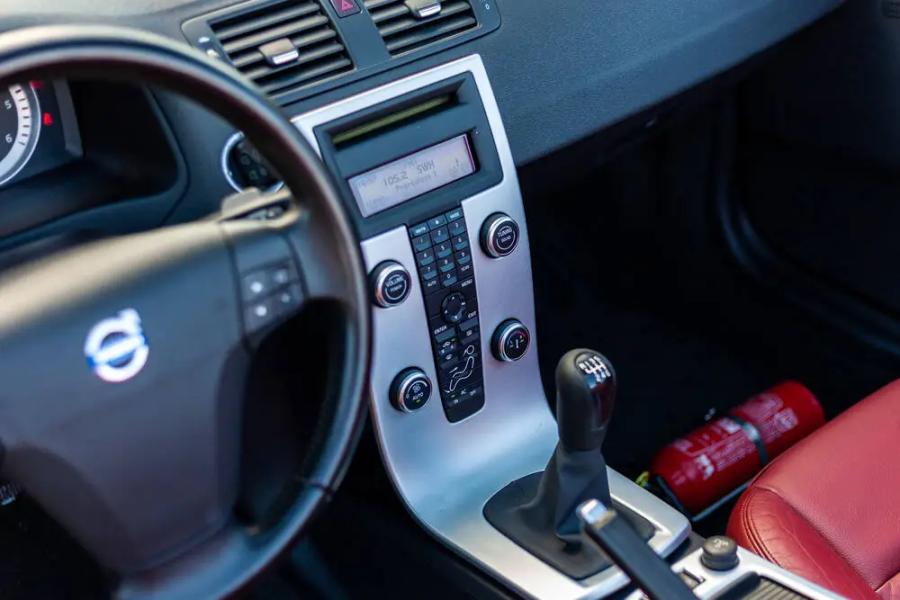 Melns Volvo C70 2010 Rīga, ar dzinēja tilpumu 2.00 L un nobraukumu 213 tūkst. km par 6995 €, foto 24 vietnē AUTOMOTO.COM.LV